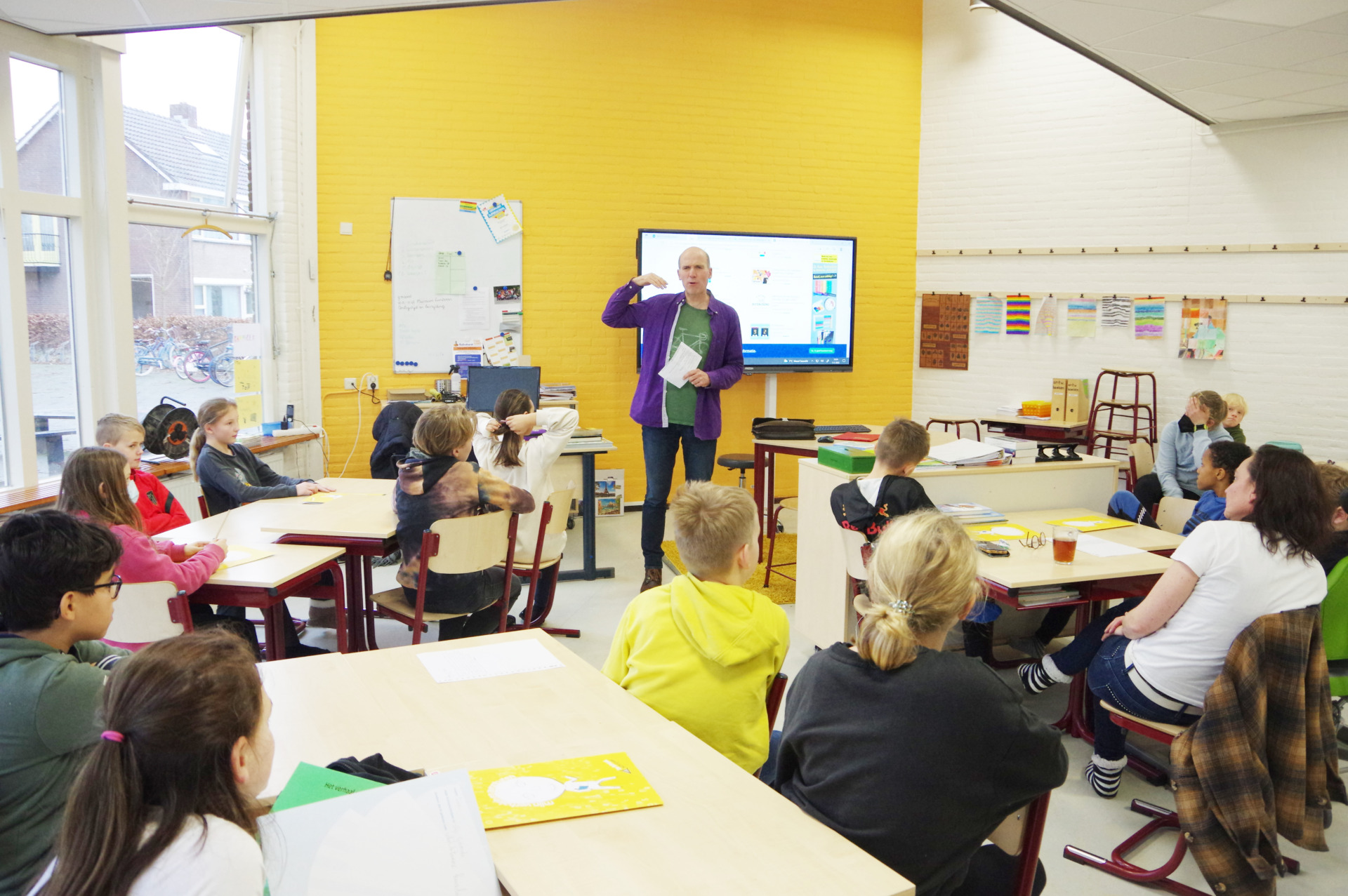 Schoolschrijver brengt het plezier terug op OBS De Sprong — Lunteren.com