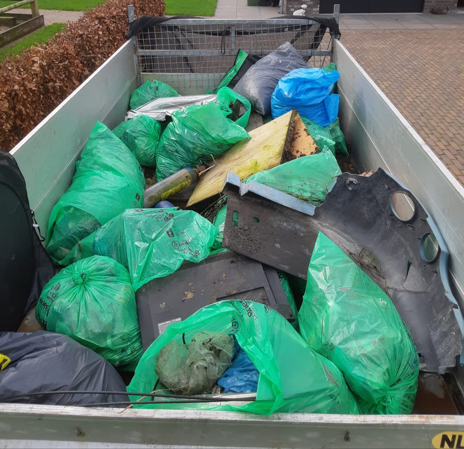 Zwerfafvalbrigade schrikt van hoeveelheid rotzooi — Lunteren.com