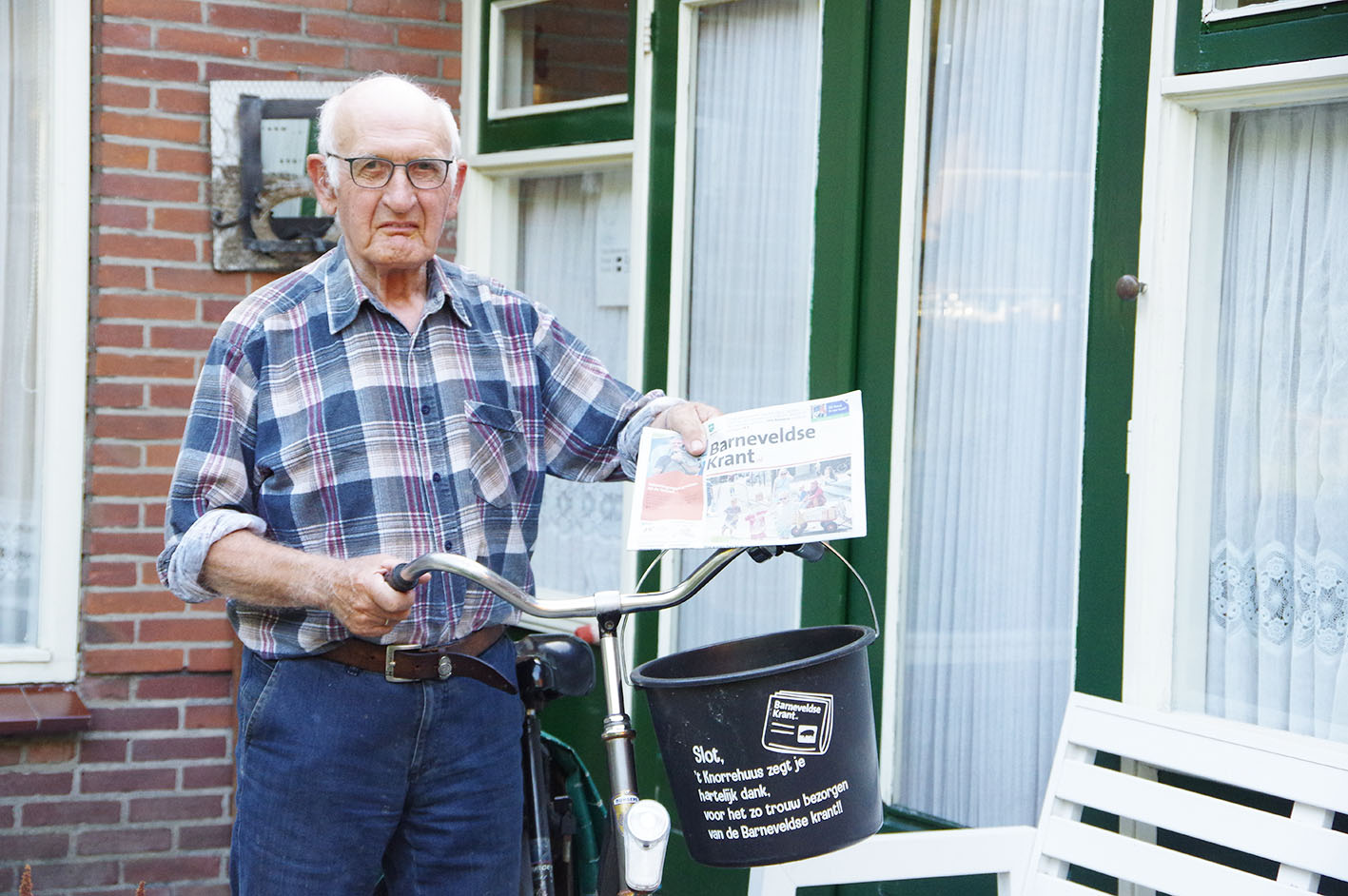 Dirk van ’t Slot (83 jaar): Al 25 jaar de krant stipt op tijd in de bus ...